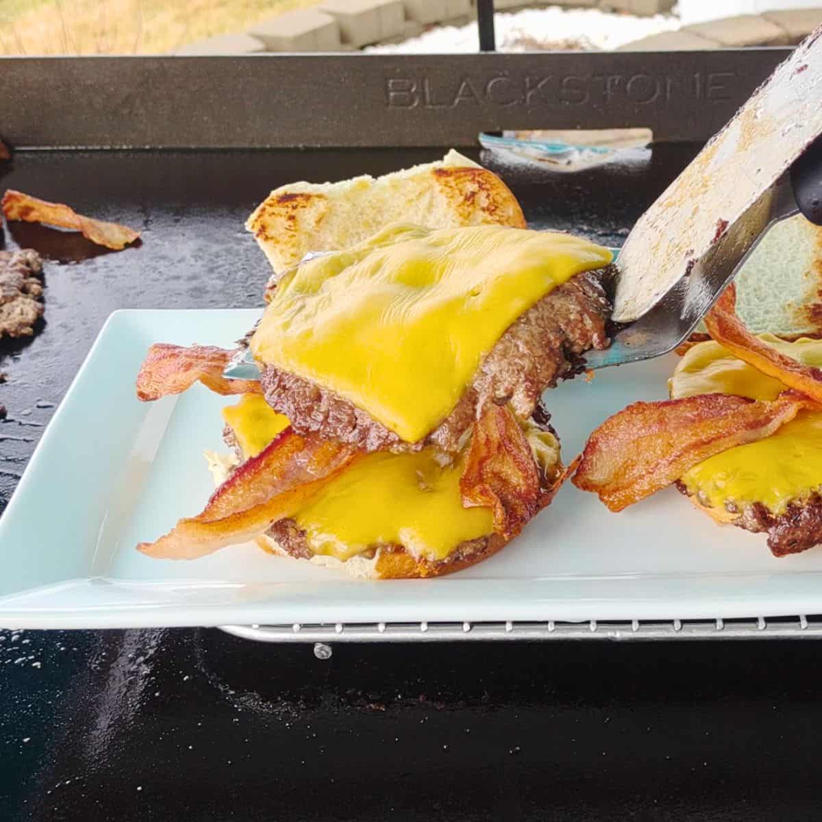 Easy Blackstone Griddle Bacon Smashburgers - Blackstone Griddle 101